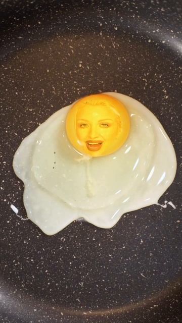 Марго Овсянникова представила тизер своего трека «KUKAREKU»  Кажется, мем вышел из под контроля.