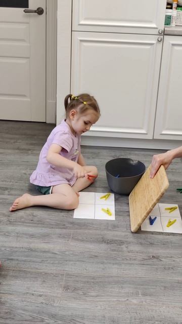 Игра на внимательность с прищепками