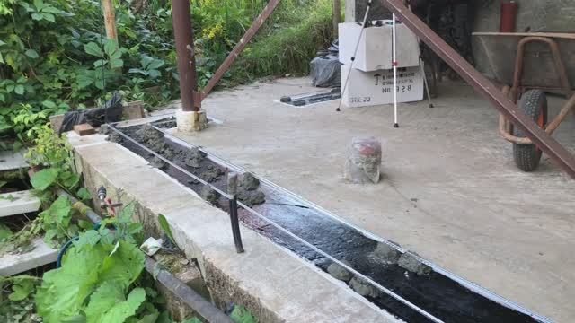 Строим дом на склоне | Разметка и выравнивание кривой плиты цоколя