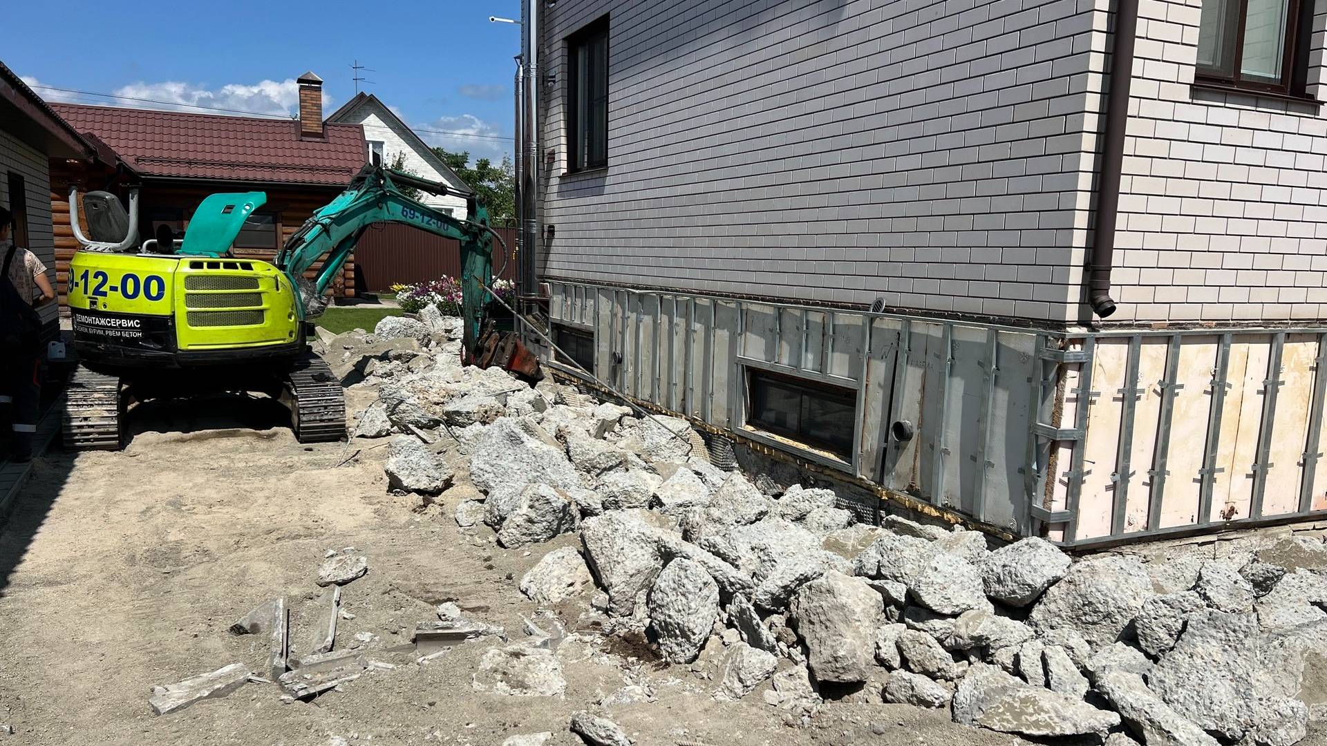 Демонтаж отмостки с помощью кольцереза и гидромолота