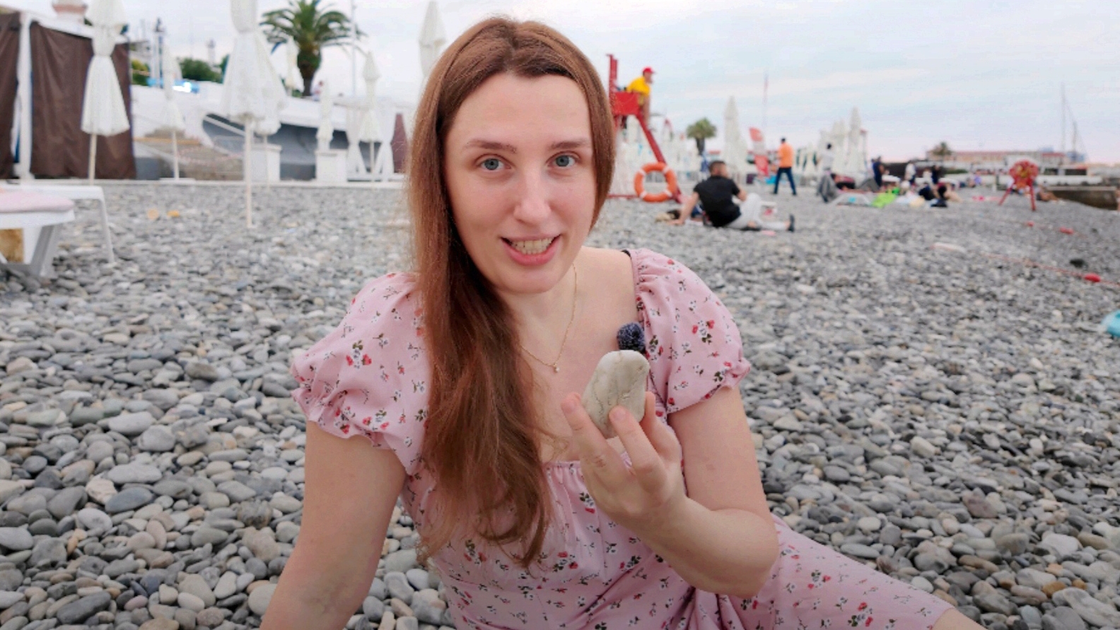 Серия-4 Перебираем гальку на пляже: редкий чёрный кремень, железистые конкреции, белоснежный кальцит