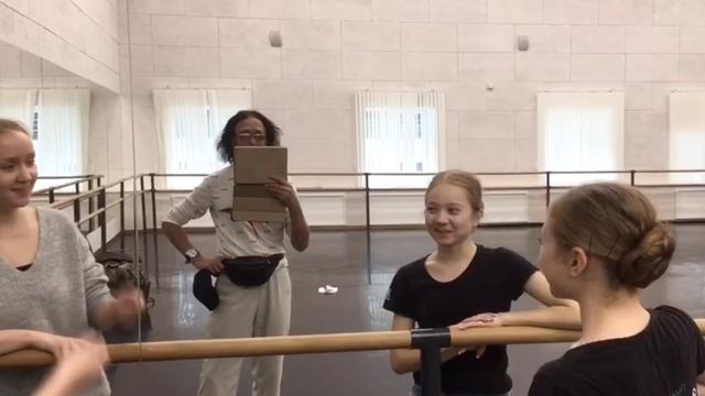 Малика и Камиля у зеркала