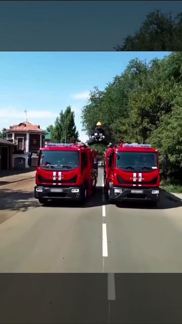 В Уральске пожарный повторил легендарный шпагат Жан-Клод Ван Дамма
