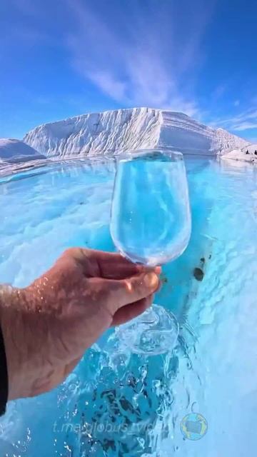 Гренландия. Река среди ледников.