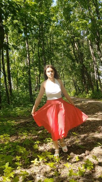 Лена в поисках женственности 🙈 Вообще снимала для отзыва об одежде. Юбка-огонь
