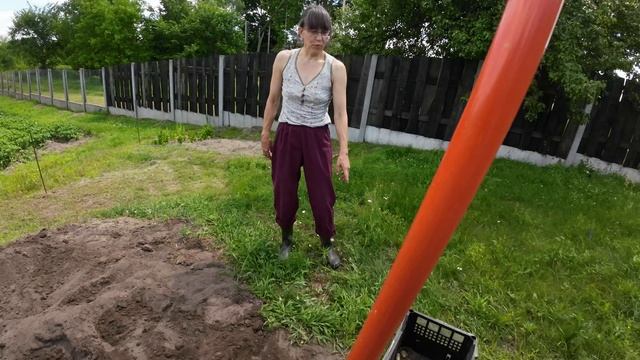 Что происходит? Дела домашние, домашняя птица куры, индюки, картофель, печь, костёр, домашний квас.