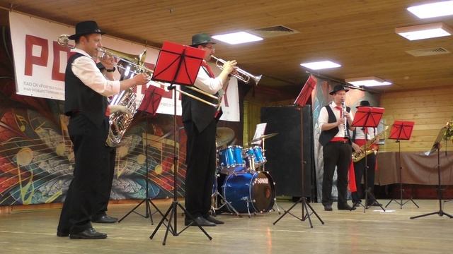 Зажигательные мелодии в исполнении оркестра "Бравур" на фестивале "Лето в Коломенском"