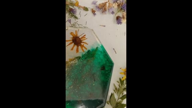 Эпоксидная смола и масляные художественные краски. Эксперимент прошёл нормально.