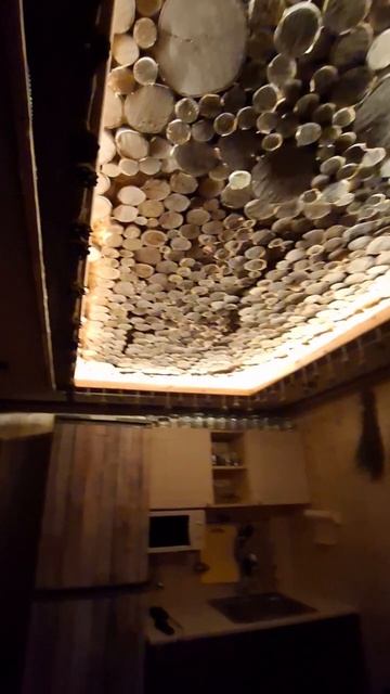 Панно из спилов с подсветкой на потолок в бане #банясвоимируками #diy
