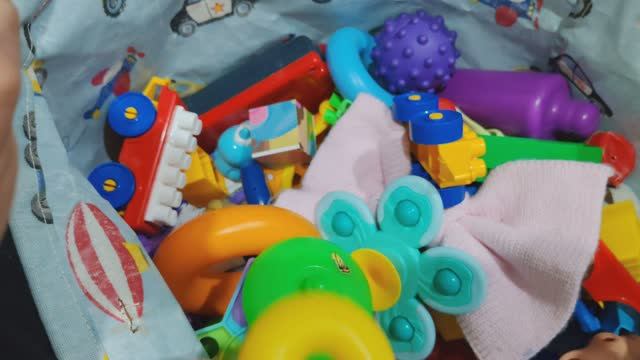 Достали много игрушек и играем