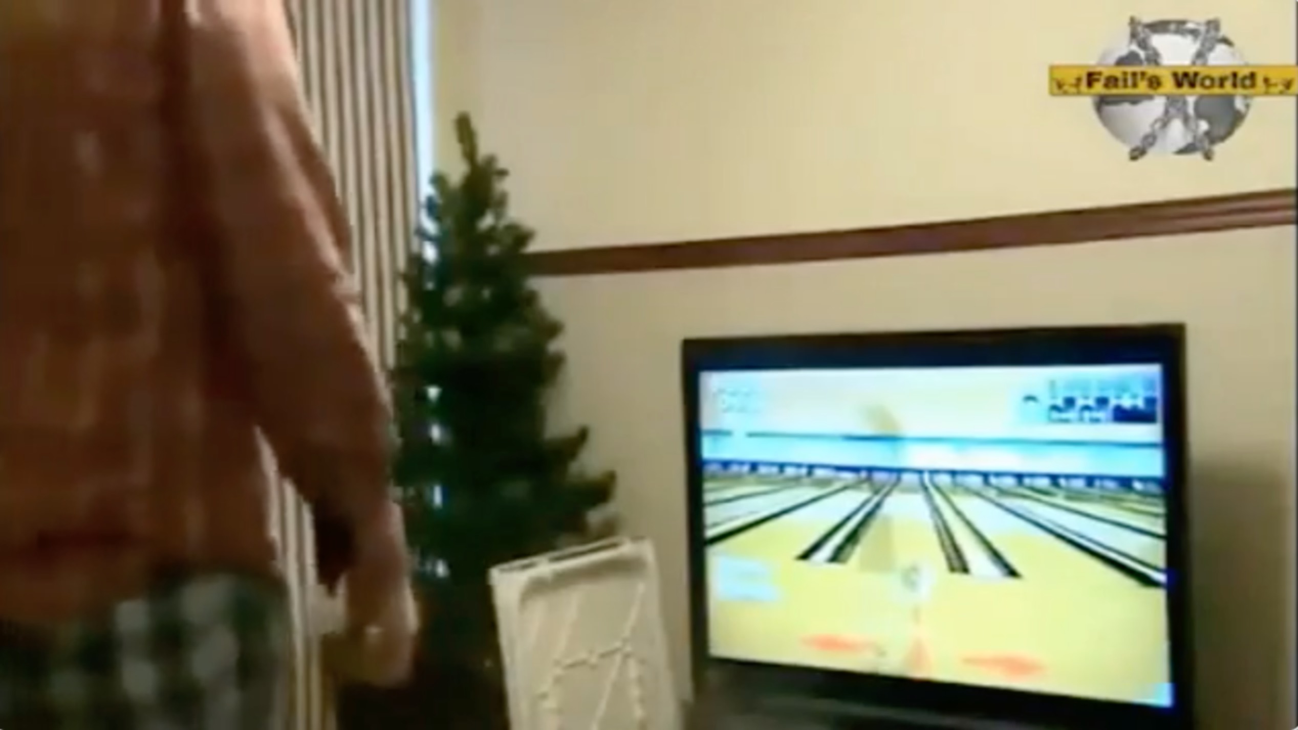 Разбил телевизор джойстиком..