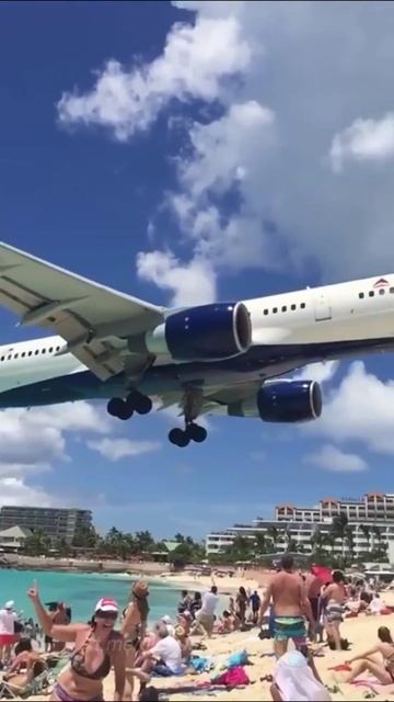 Сен-Мартен. Пляж Махо - популярный среди туристов.