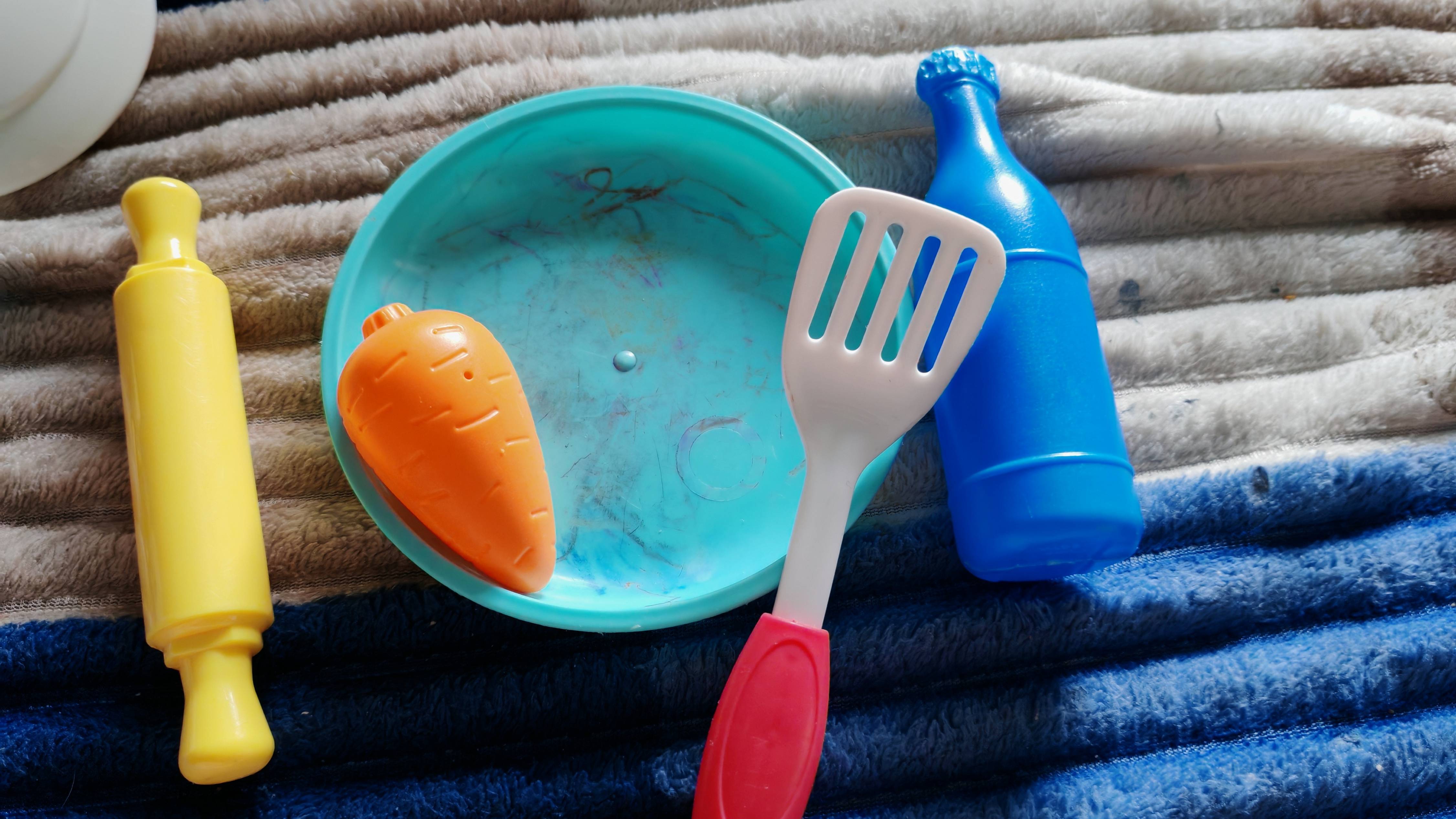 Играем в детскую посудку и готовим из игрушечных продуктов