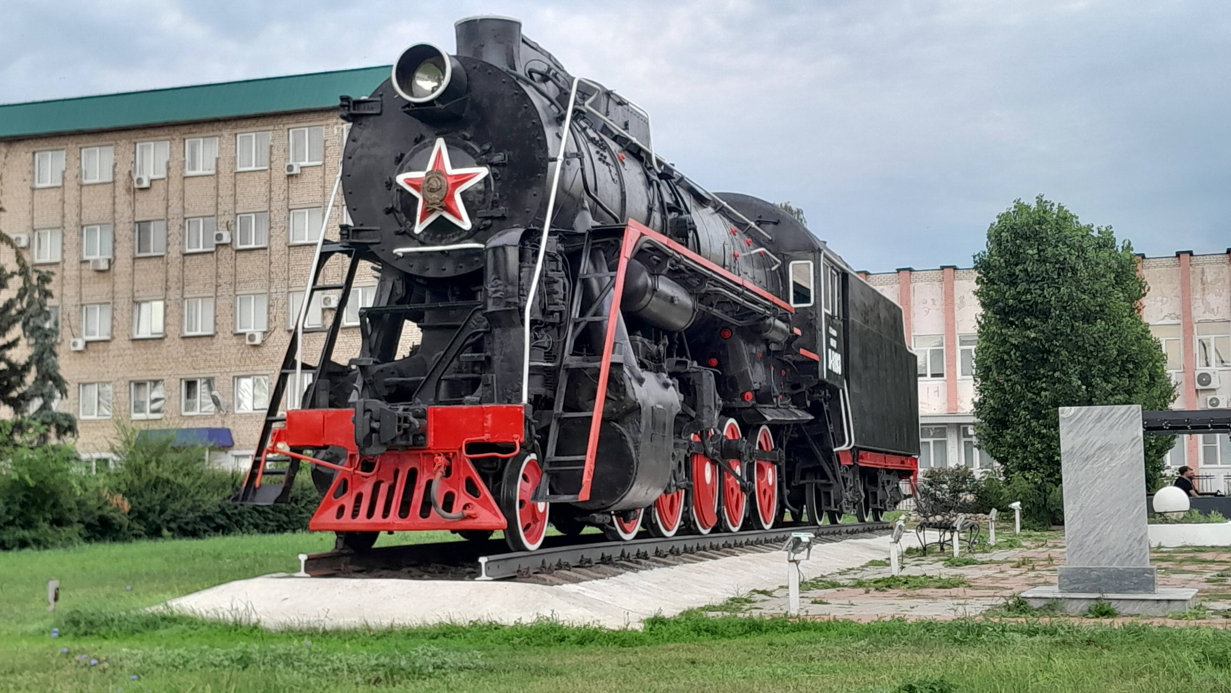 Сызранский железнодорожный вокзал: паровозы на площади