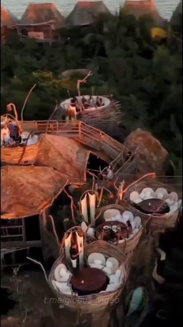 Мексика, Тулум. Ресторан  Кин-То  в виде гнёздышек.