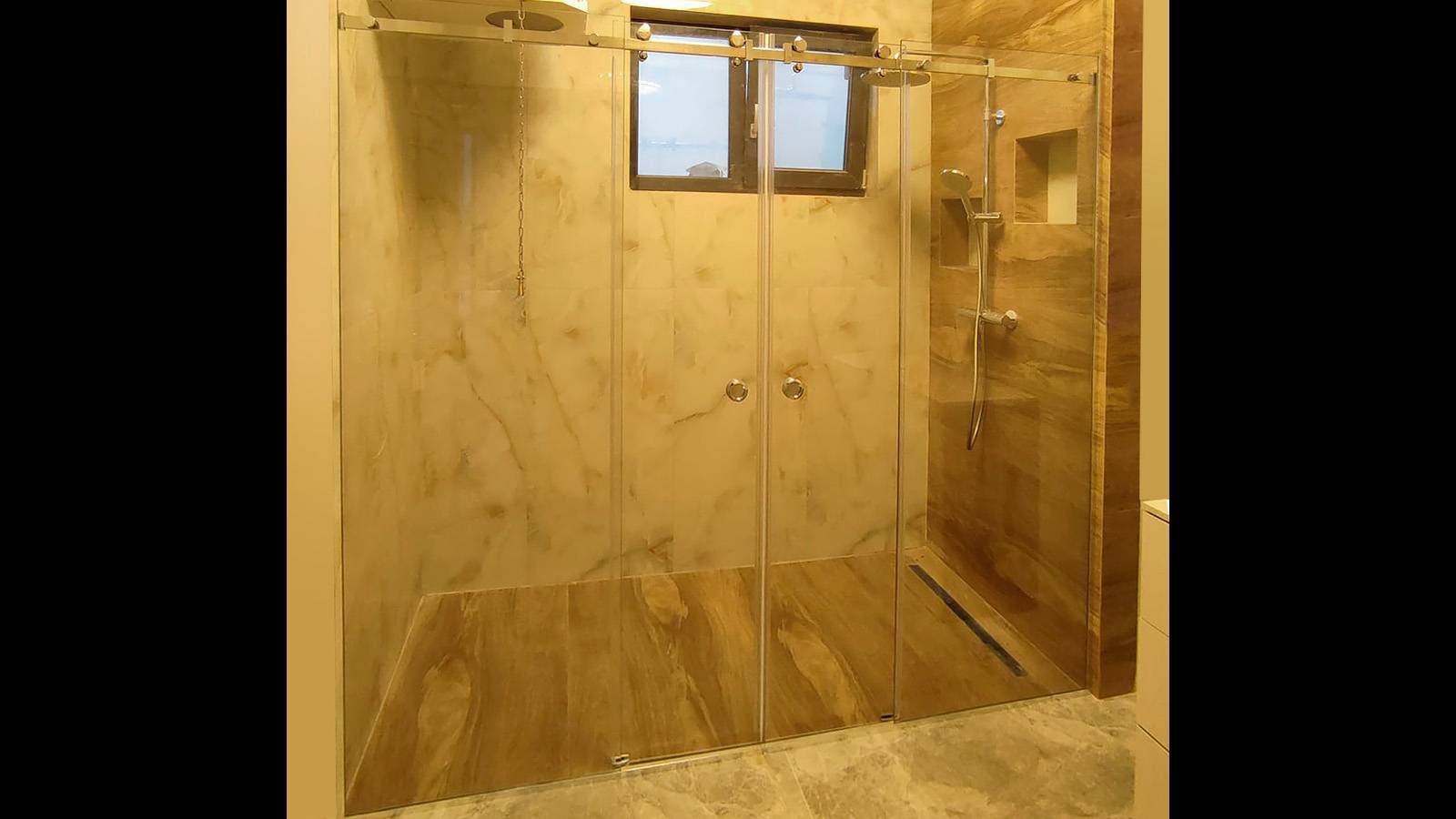 Стеклянная душевая с раздвижными дверьми