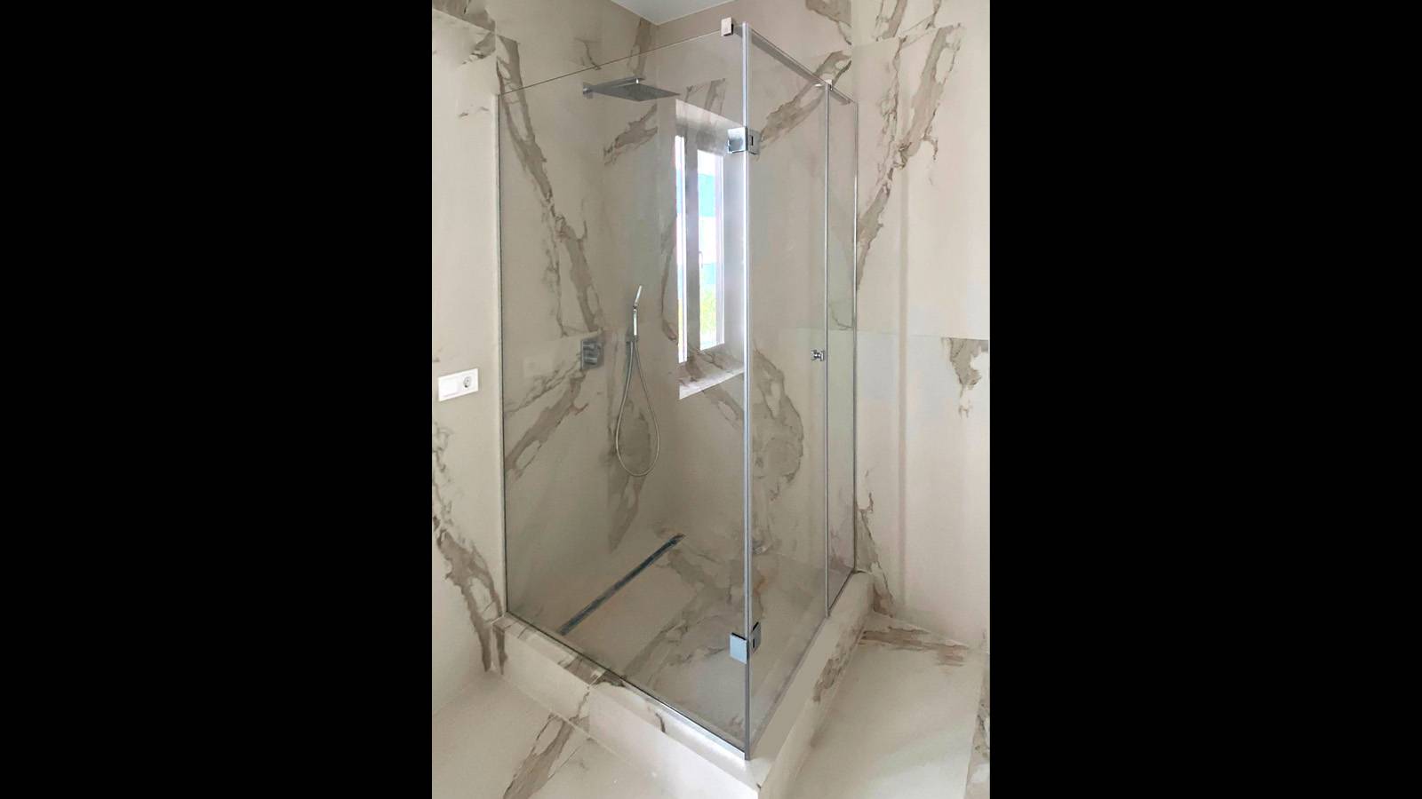 Стеклянная душевая с распашной дверью внутрь