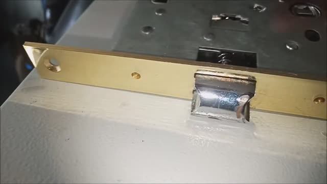 Как перевернуть язычок в замке