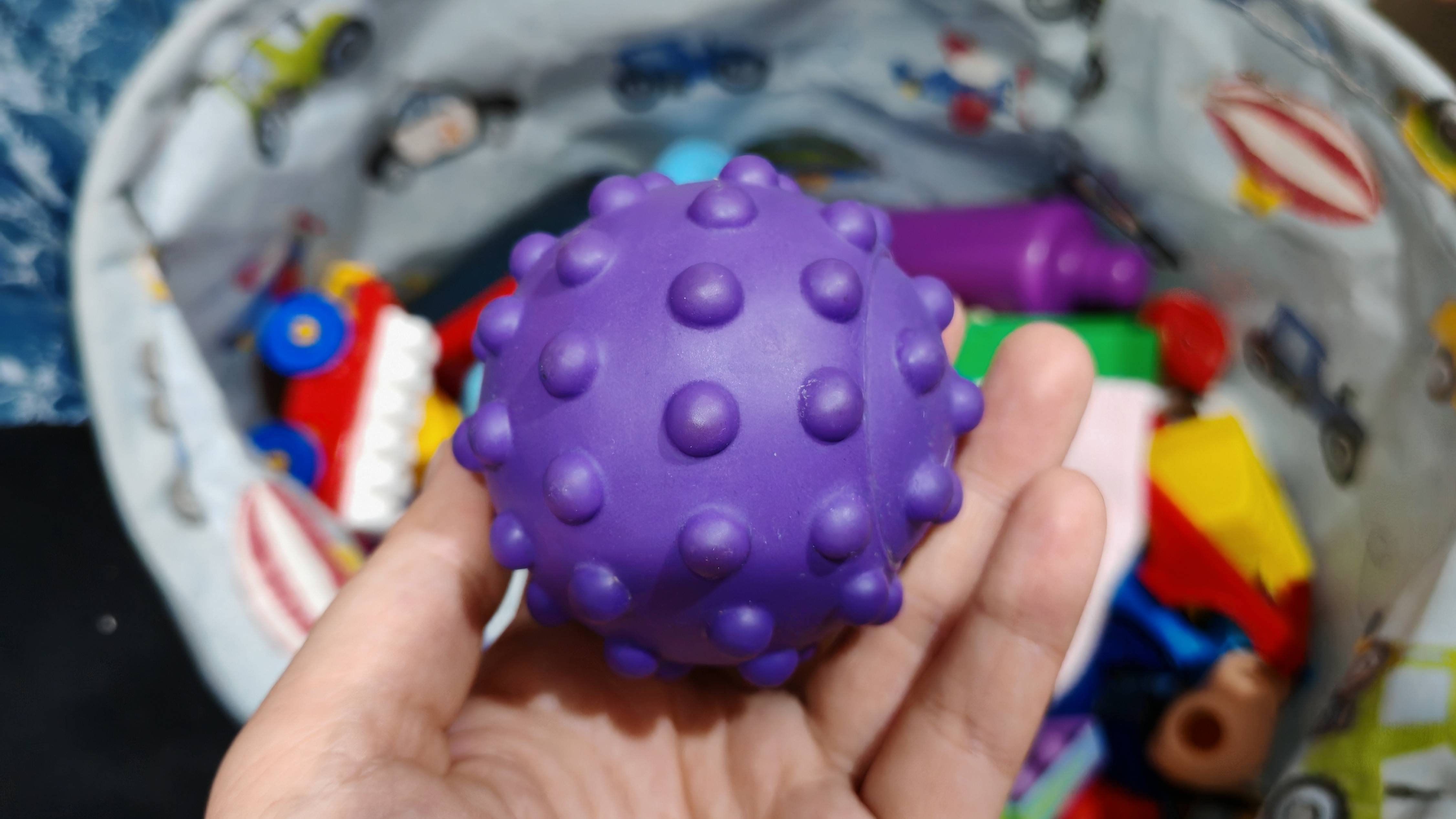 Играем в тактильный мячик для малышей