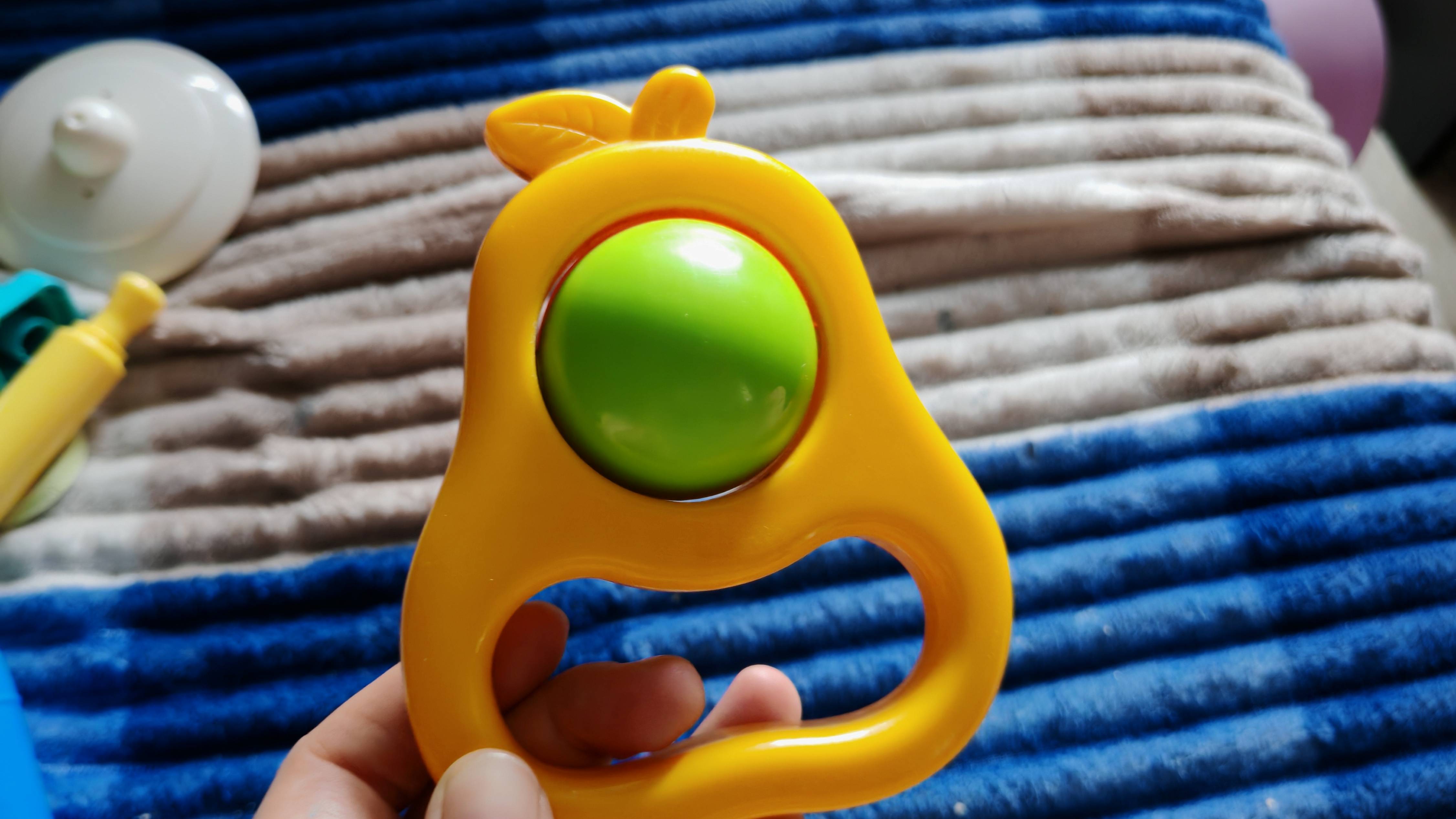 Играем в детскую игрушку погремушку для малышей