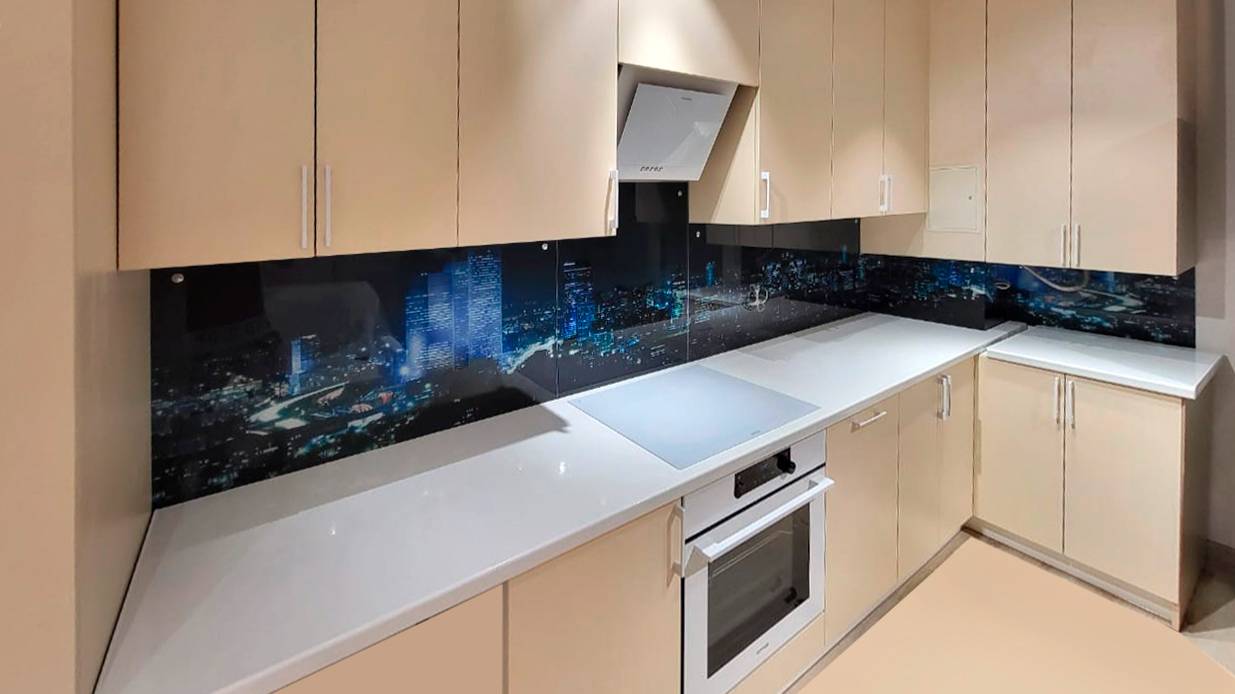 Красивое скинали с ночным городом на кухне