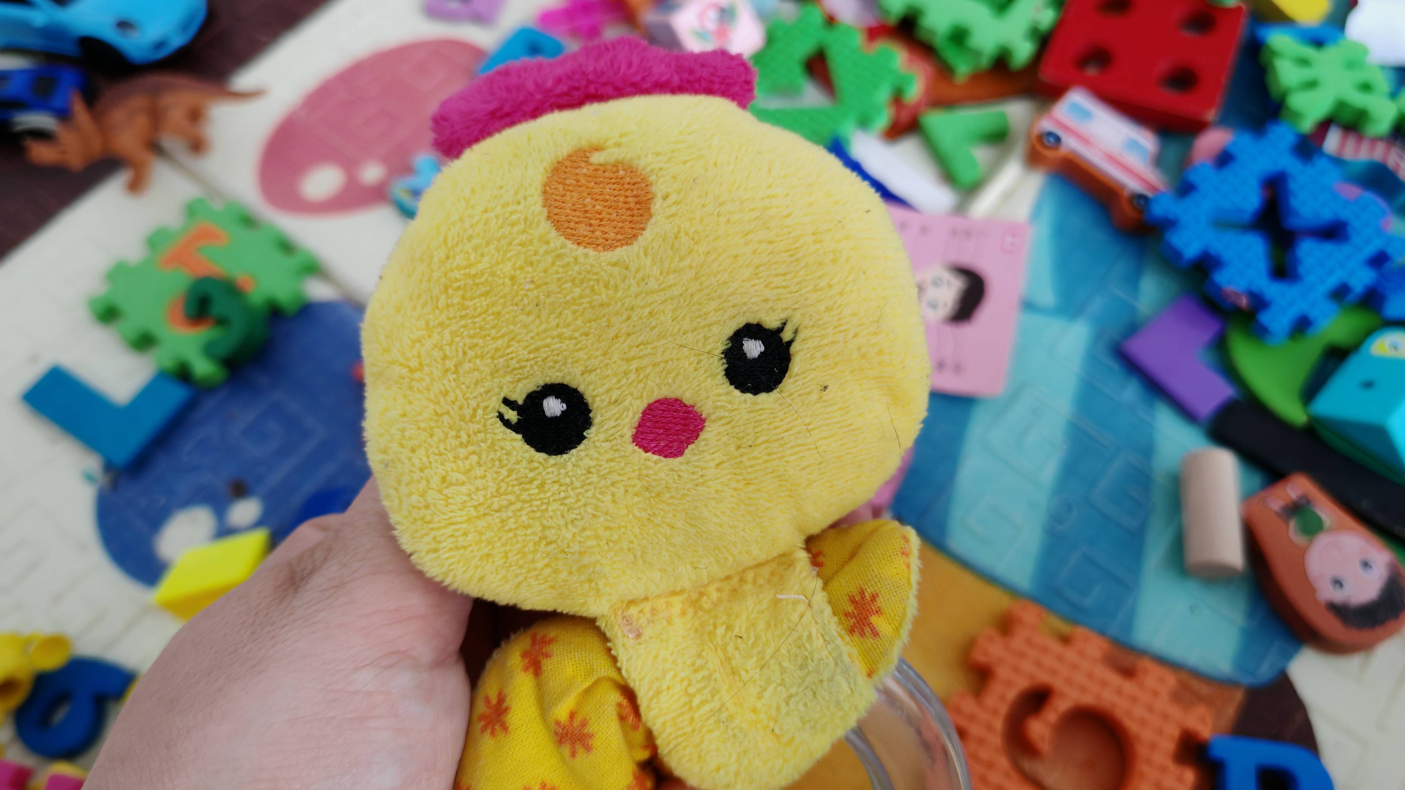 Играем в игрушку погремушку цыпленка для малышей