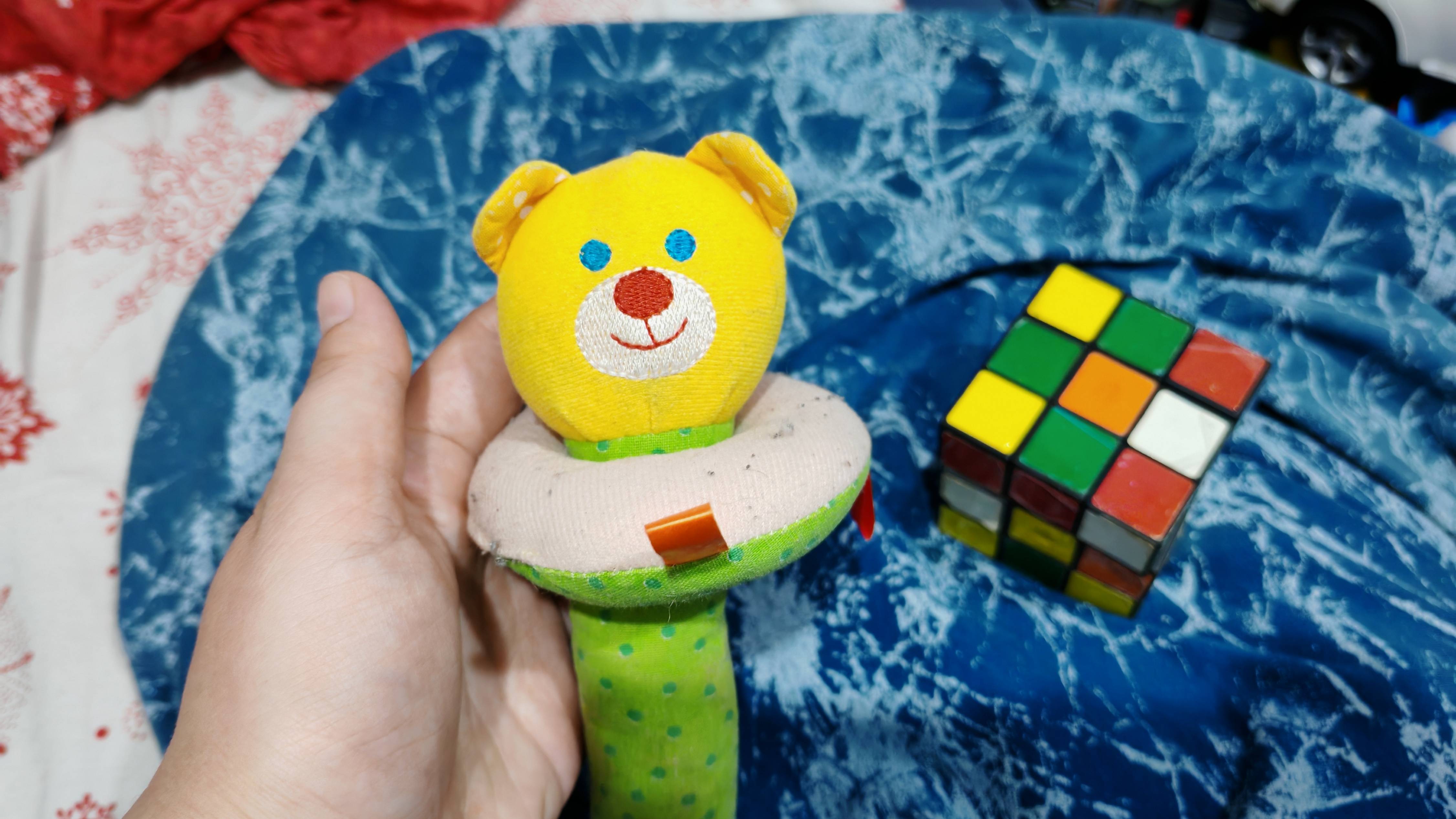 Играем в детскую игрушку погремушку медвежонка для малышей