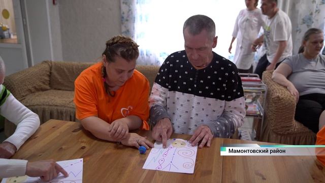 Волонтёры помогают реабилитировать тяжёлых пациентов в Мамонтовском интернате