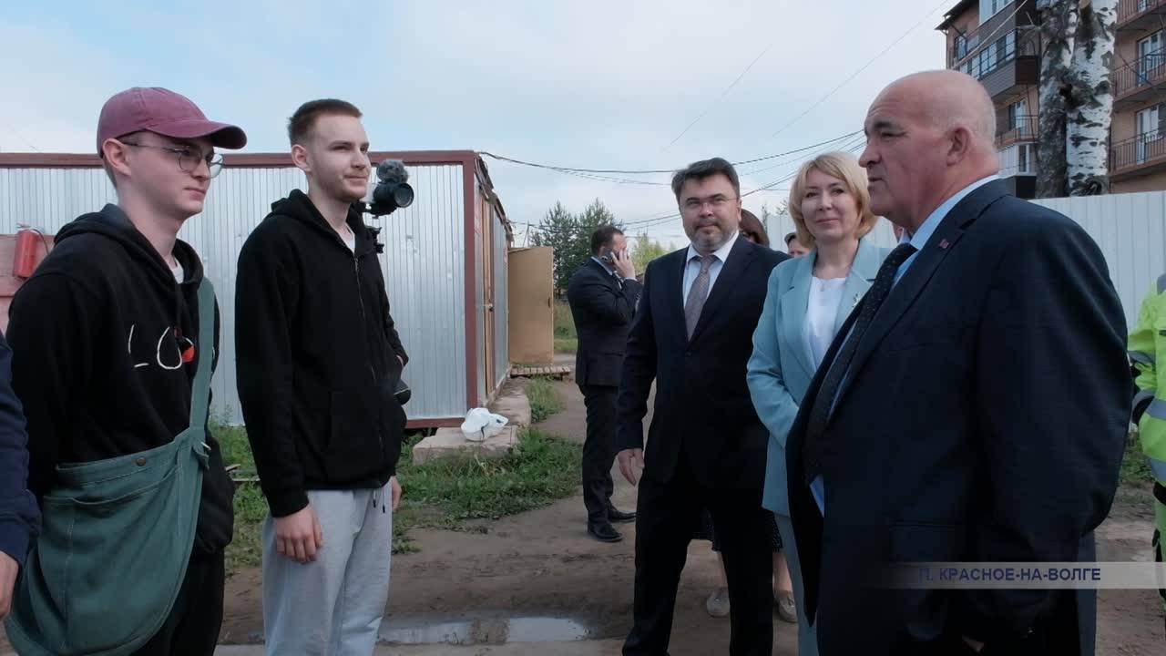 В ходе рабочей поездки в Красное-на-Волге губернатор пообщался с бойцами студенческого стройотряда