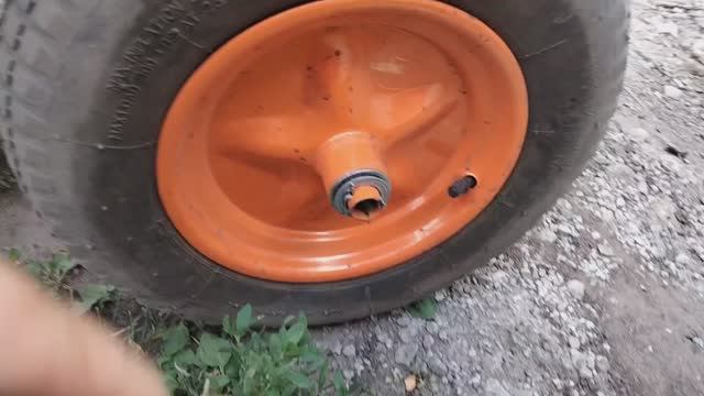 Как снять колесо садовой тачки
