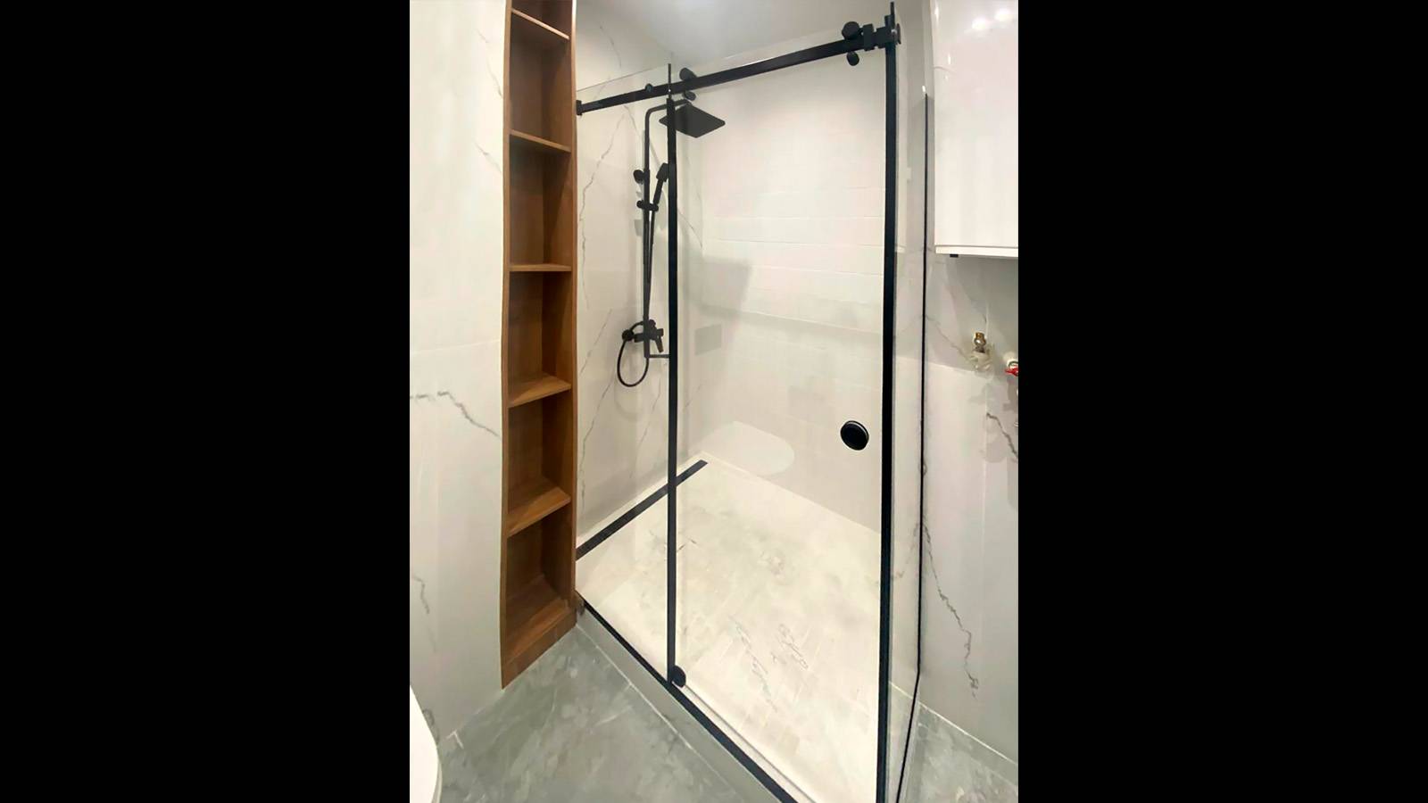 Стеклянная душевая с черной фурнитурой