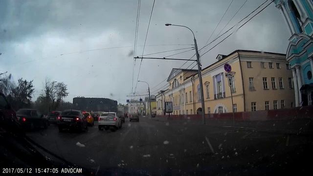 На машине неспешно по центру Москвы. Майский снег и немножко пробок.