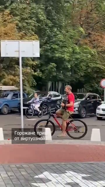 22-летний парень объехал полстраны на велосипеде — с баяном в руках