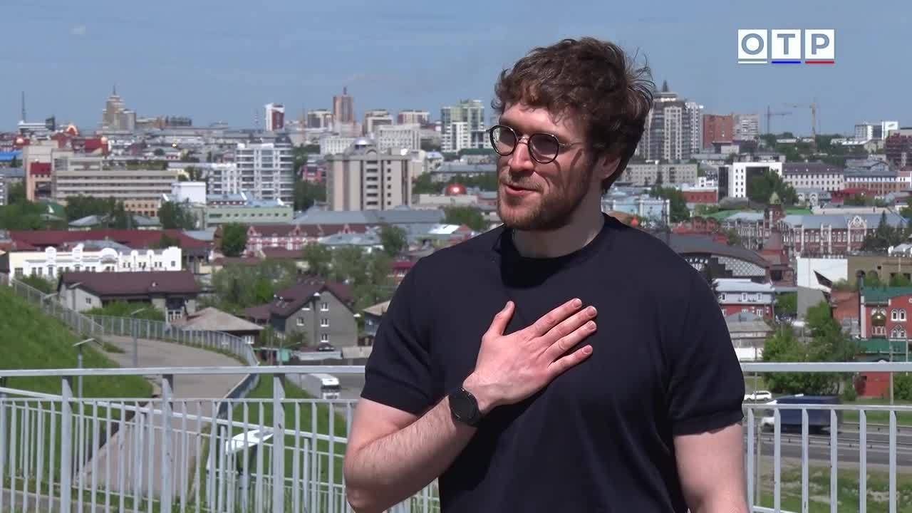 Он мог уехать. Но выбрал Барнаул. И теперь меняет его