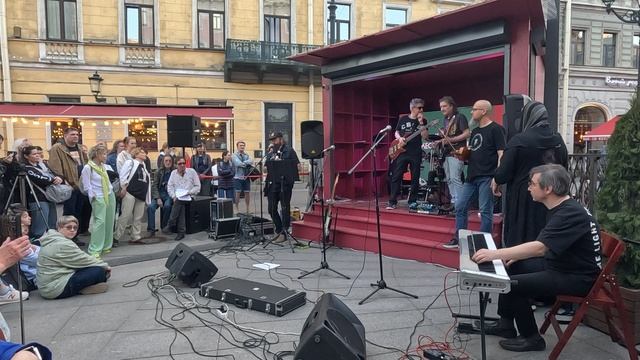 Уличный концерт в Питере(часть 1)-Стеклянная рыбка-Я Иду Расслабленной Походкой, Церковь без крестов