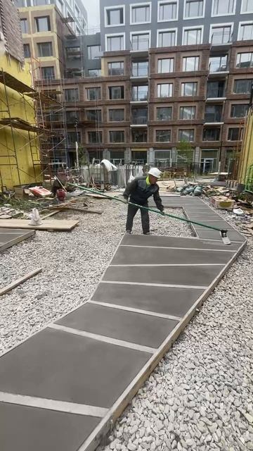 Домаск | Дорожки из печатного брашированного бетона во дворе жилого комплекса в Тюмени