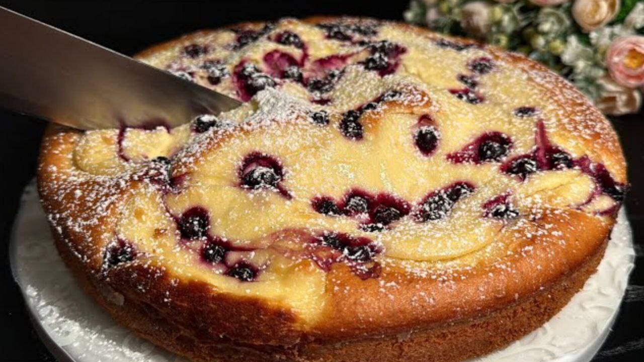 Нежнейший заливной пирог с творожно-ягодной начинкой.