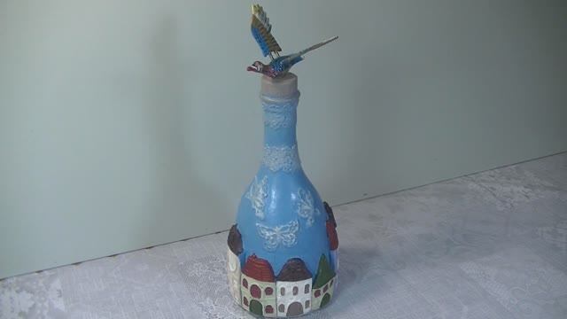 Бутылка с домиками и гусём . Декор для дома .