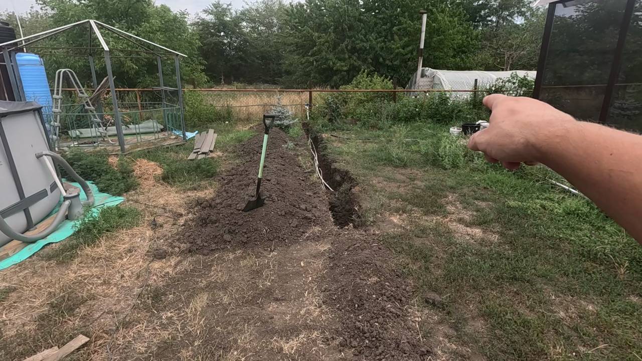 Сначала выкопал, теперь закапываю, в ручную . Траншея под кабели 140 метров.