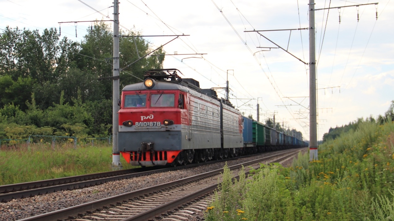 ВЛ10У - 878 с грузовым поездом проследует перегон Подсолнечная - Клин.