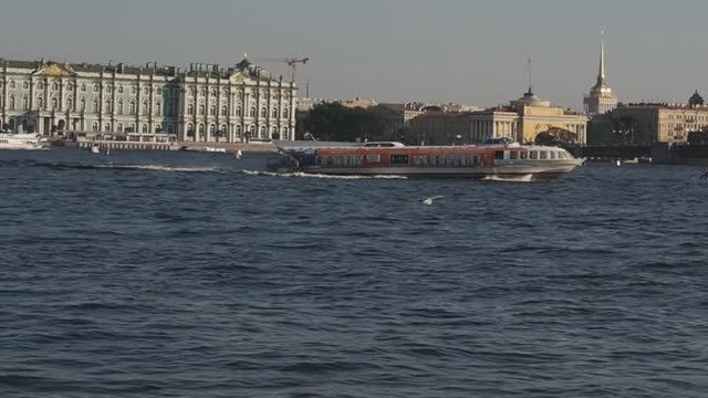 Санкт-Петербург - вечером на берегу Невы.