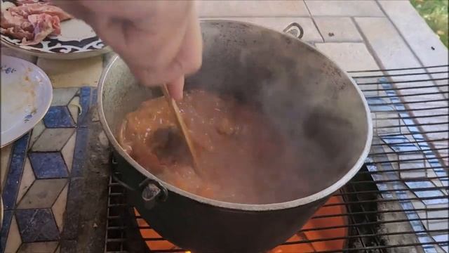 Бограч с чипетками в казане на живом огне