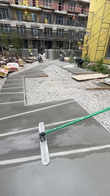 Домаск | Дорожки из печатного брашированного бетона во дворе жилого комплекса Речной Порт в Тюмени