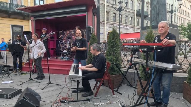 Уличный концерт в Питере (часть 2)- Песня "Брат Исайя" группы "Выход"