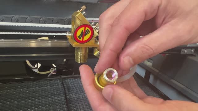 Как снять сопло и почистить линзу на лазерном станке