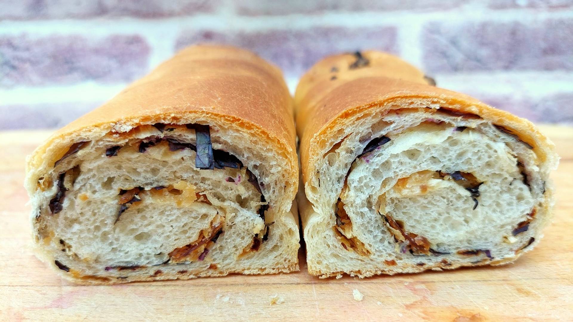 Кукурузные батоны со свежим базиликом и сухим луком. Такой хлеб порадует ароматом лета, свежих трав.