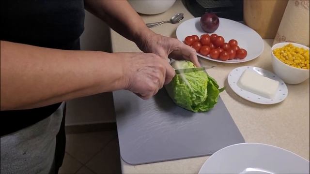 Польский салат из курицы, кукурузы и помидоров