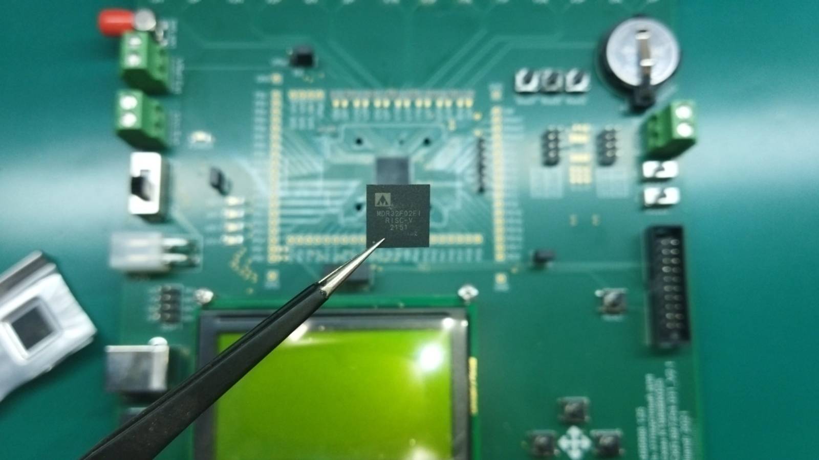 МК от Миландр К1986ВК025 на плате | RISC-V | краткий обзор