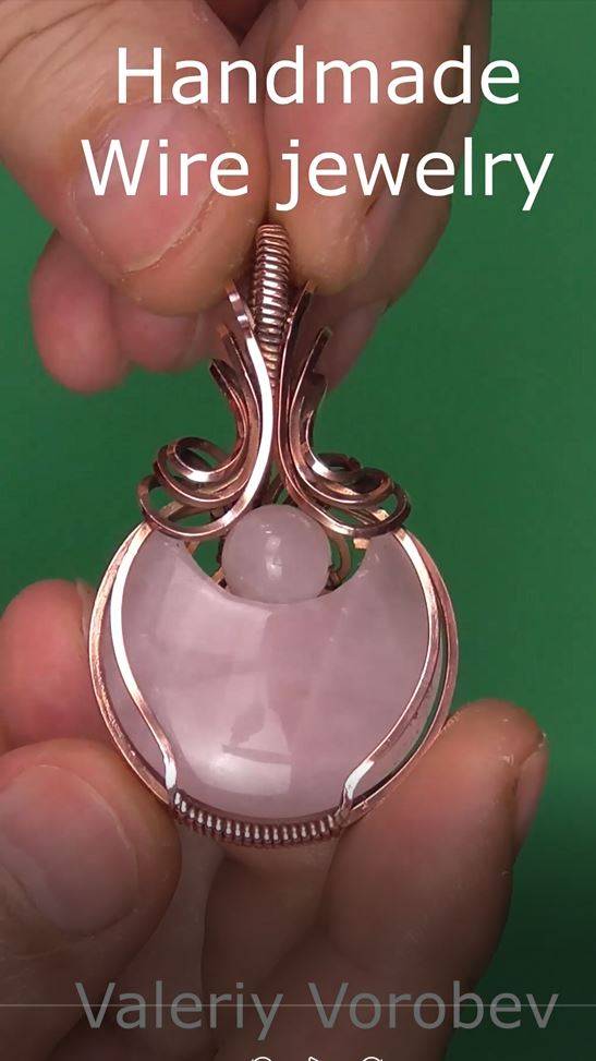 Кулон ручной работы из медной проволоки и розового кварца. Автор: Валерий Воробьев.