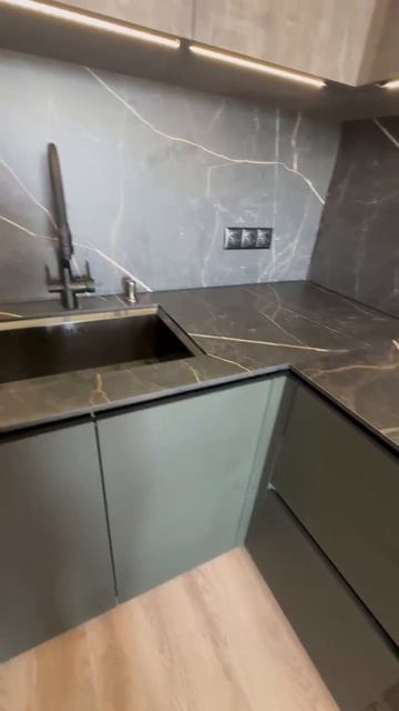 Мелиса - угловая черная кухня в стиле минимализма, без ручек, под потолок на заказ в Москве